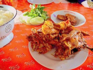 Rela Blusukan Demi Ayam Goreng Mbah Cemplung yang Legendaris ...